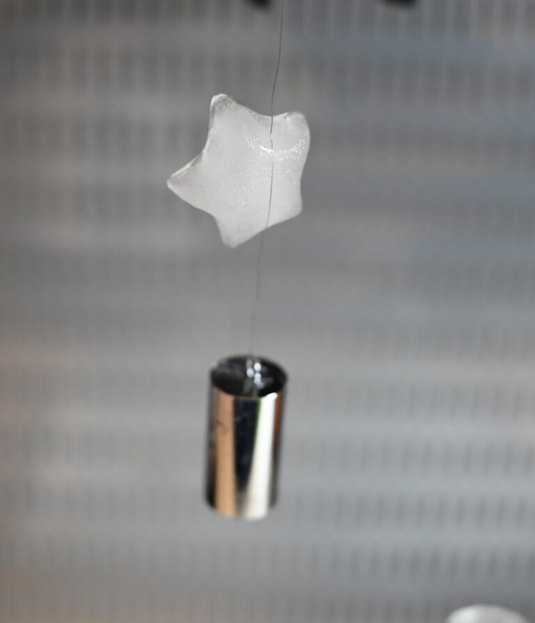 Move a wire through ice - ice cutting experiment